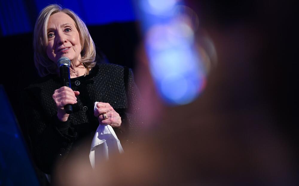 Was über die Kontakte der Clintons zu Epstein bekannt ist | GMX