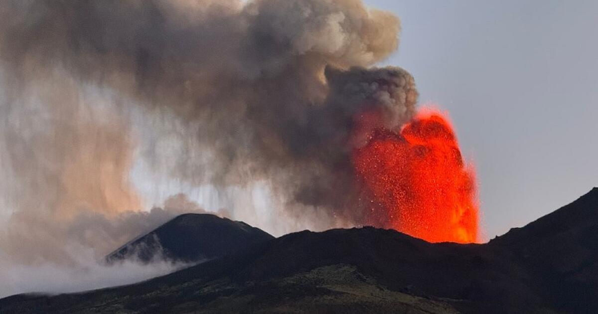 Vulkane Stromboli und Ätna gleichzeitig ausgebrochen - Video | GMX