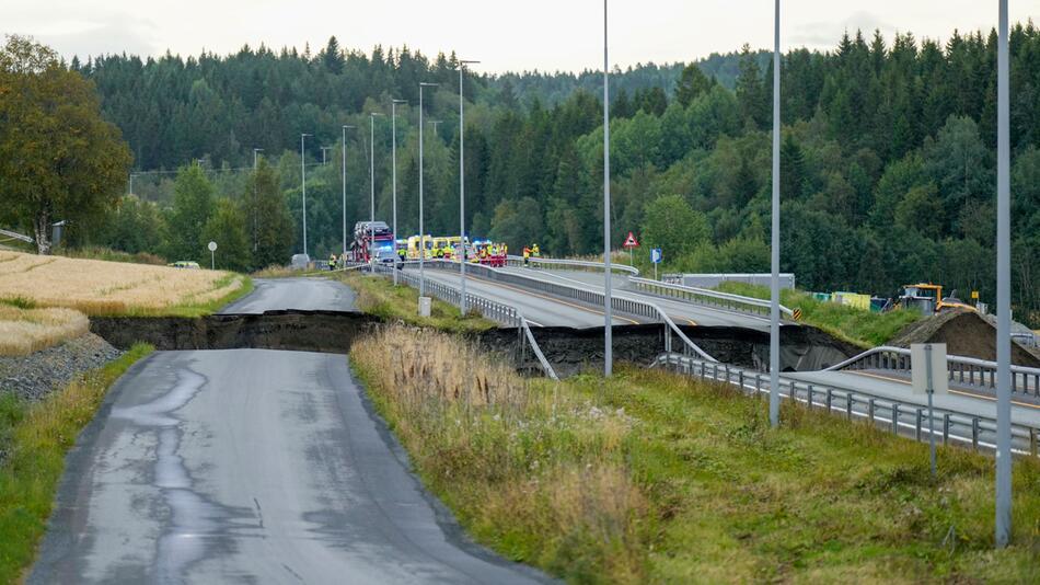 Erdrutsch in Norwegen reißt Straße und Bahnstrecke in die Tiefe | GMX