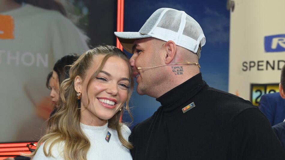 Pietro Lombardi küsst Ex-Freundin Laura im TV - Video | GMX