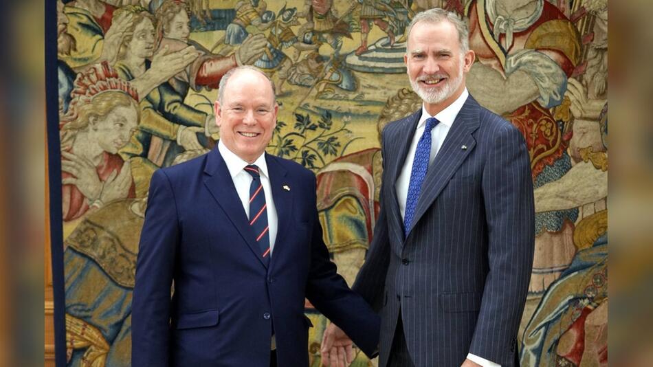 Fürst Albert: Herzliche Umarmung mit König Felipe | GMX