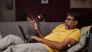 Person mit Laptop auf der Couch