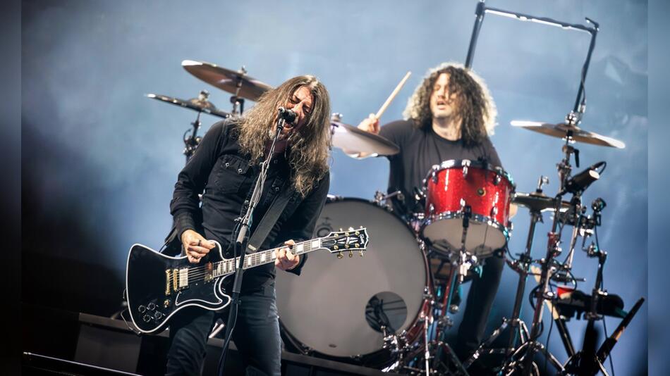 Foo Fighters: Dave Grohl und Ilan Rubin besuchen Münchner Hofbräuhaus | GMX