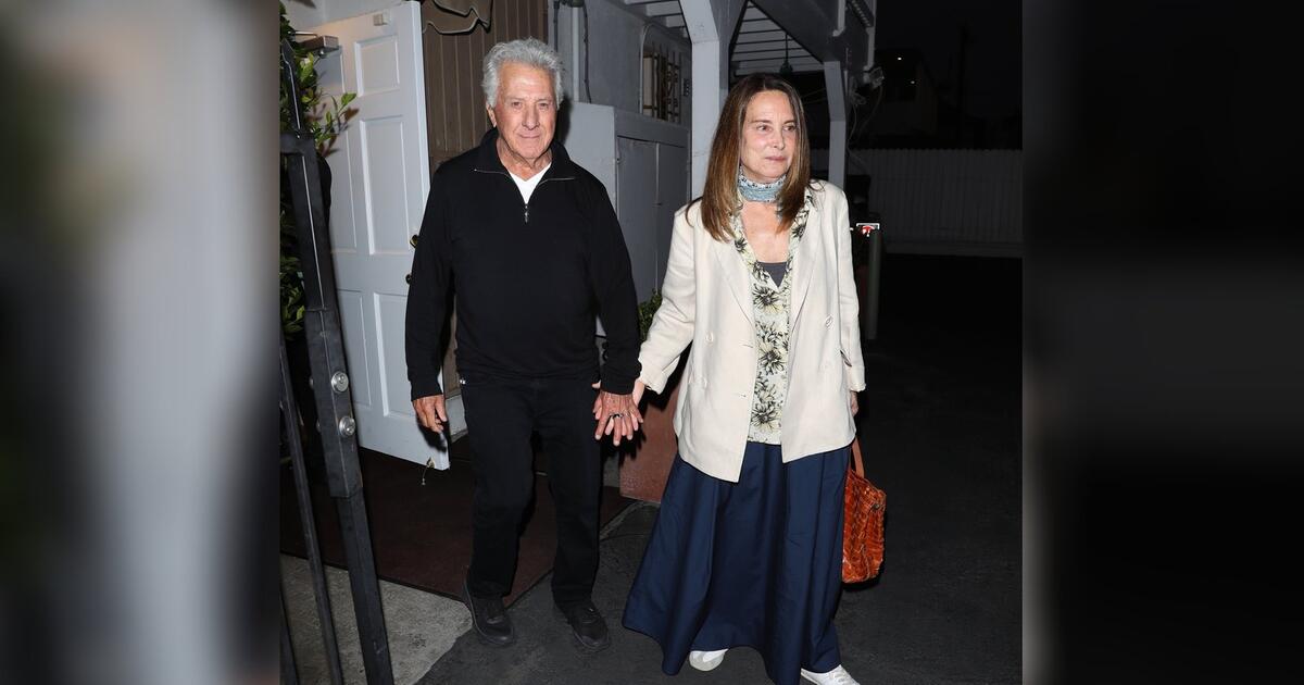 Hand in Hand: Dustin Hoffman feiert 88. Geburtstag mit seiner Lisa | GMX