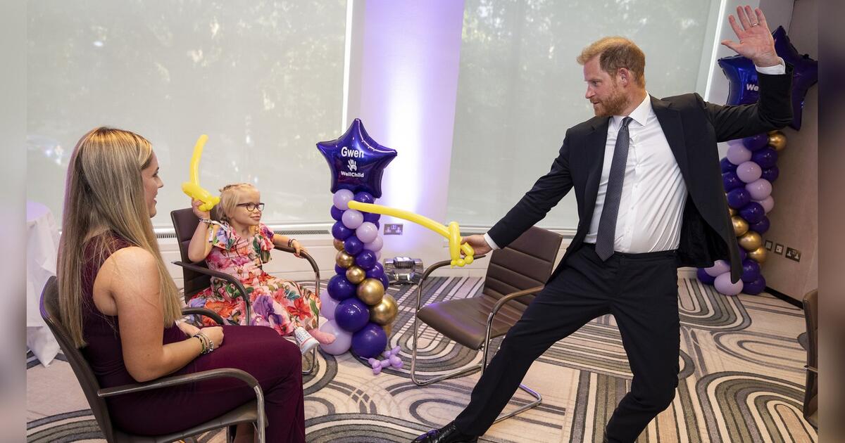 Zu süßer Szene: Herzogin Meghan schickt ihrem Harry rosa Herzen | GMX