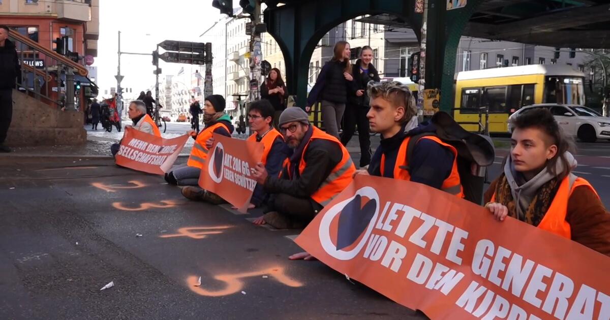 Berlin: 500 Polizisten im Einsatz gegen Klimaaktivisten | GMX Berlin: 500 Polizisten im Einsatz gegen Klimaaktivisten | GMX