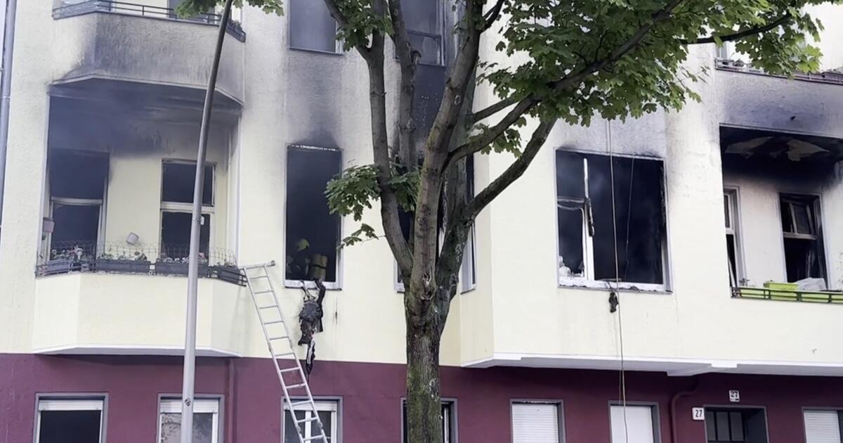 Wohnungsbrand in Berlin-Wilmersdorf: Acht Bewohner schwer verletzt | GMX Wohnungsbrand in Berlin-Wilmersdorf: Acht Bewohner schwer verletzt | GMX