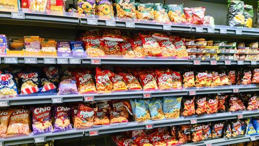 Chipsregal im Supermarkt