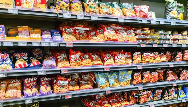Chipsregal im Supermarkt