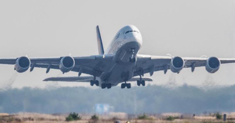 Startet und landet der Pilot ein Flugzeug selbst? | GMX