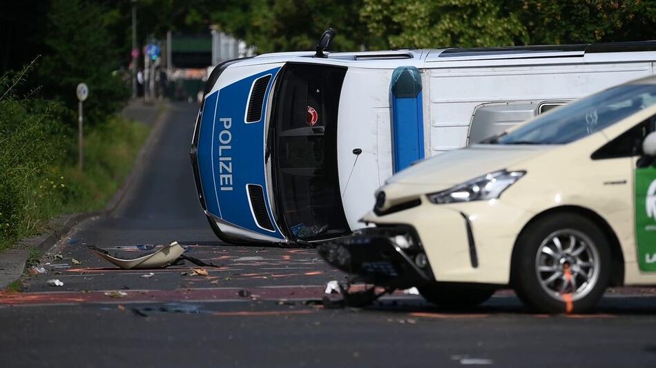 Unfall mit Taxi und Polizei-Kleinbus – acht Verletzte - Video | GMX